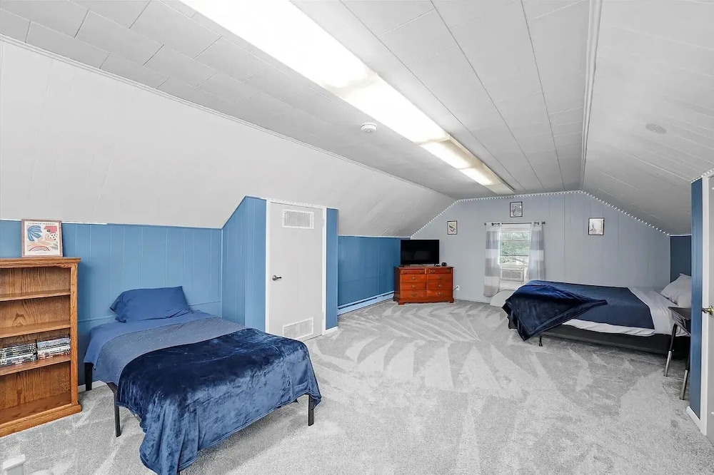 Downtown Ottawa Retreat: Sleeps 15, Heated Indoor Pool, Hot Tub, Sauna ...