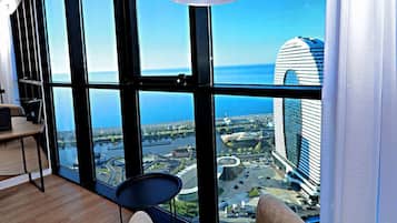 Estúdio, vista para o mar | Escrivaninha, espaço de trabalho para notebook, cortinas blackout