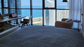 Estúdio, vista para o mar | Escrivaninha, espaço de trabalho para notebook, cortinas blackout