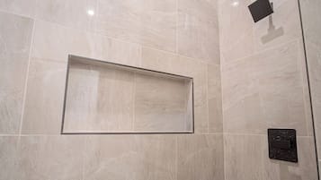 Casa (4 Bedrooms) | Casa de banho | Uma combinação polibã/banheira, toalhas fornecidas, champô
