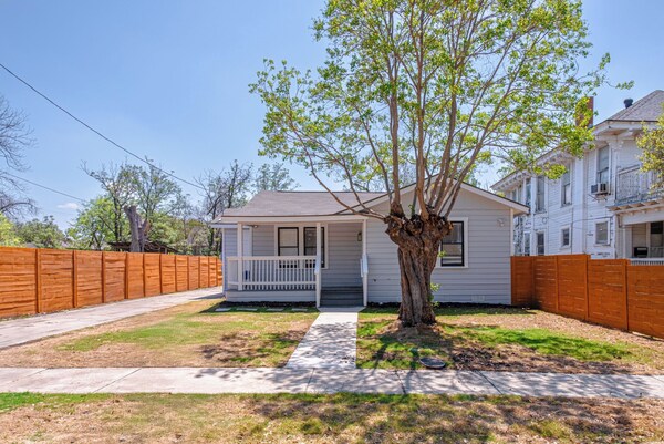 Stylish & Spacious Comfort 4br/3ba Downtown Gem! - San Antonio, TX