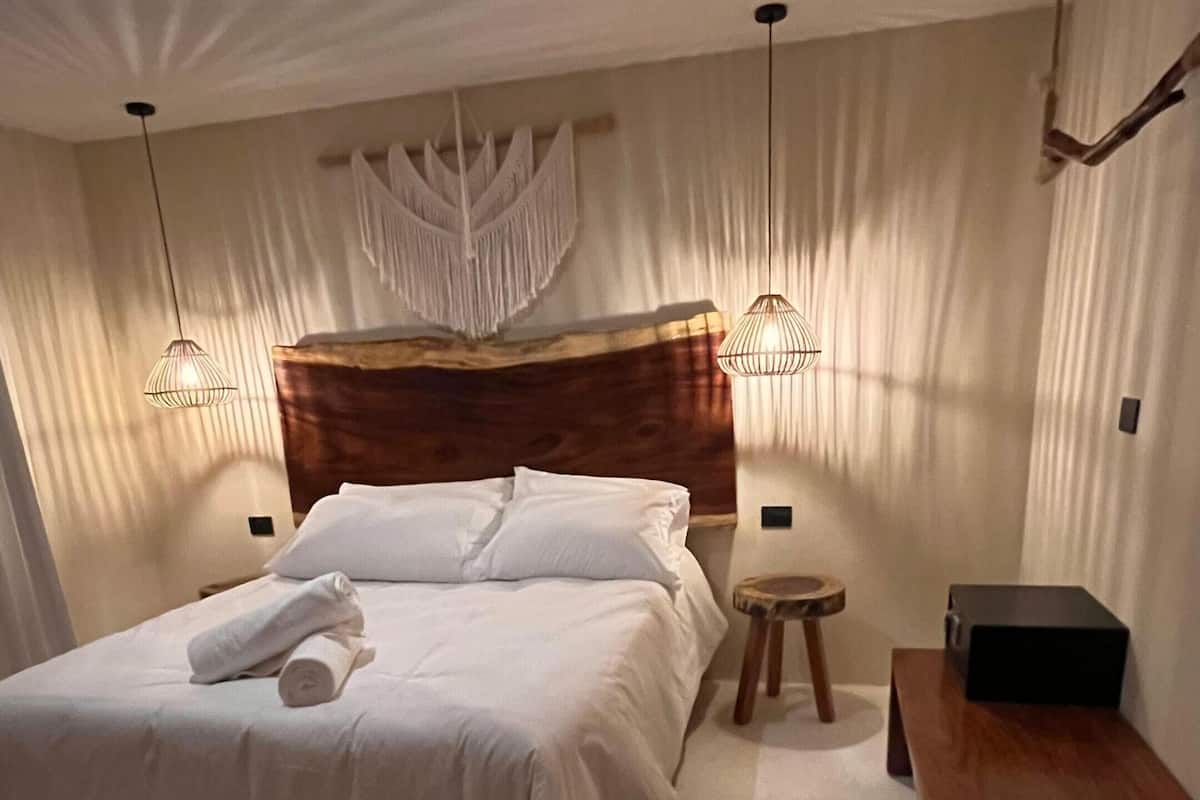 Quarto, 1 cama queen-size, vista para o mar | Quartos insonorizados, ferro/tábua de engomar, Wi-fi grátis