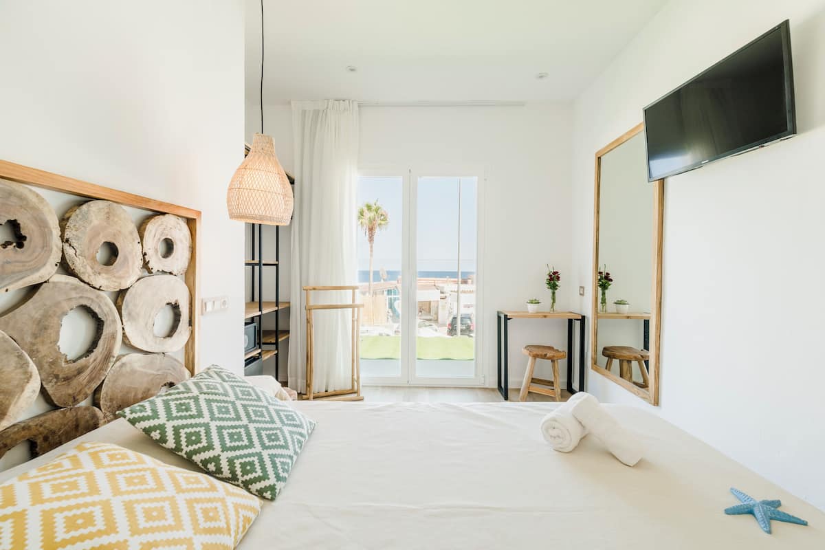 Quarto casal clássico, vista para o mar | 1 quarto, escrivaninha, espaço de trabalho para notebook