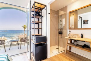 Quarto Duplo Deluxe, vista para o mar | Casa de banho | Um polibã, artigos de higiene pessoal grátis, um secador de cabelo