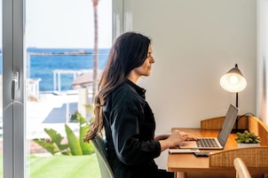 Quarto Duplo Empresarial, vista para o mar | Cofre no quarto, secretária 