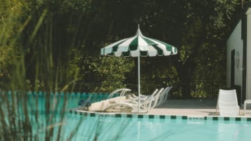 Piscina externa sazonal, funciona das 8h às 22h, espreguiçadeiras