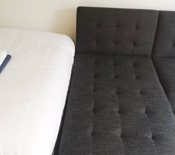 1 Double And 1 Sofa Bed  Garden Chalet B - Auckland
