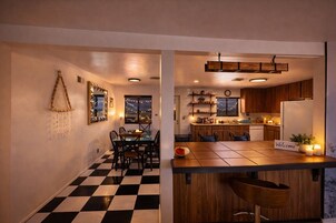 Casa, 3 quartos, piscina particular, vista para a montanha | Cozinha privada | Geladeira grande, micro-ondas, fogão, cooktop