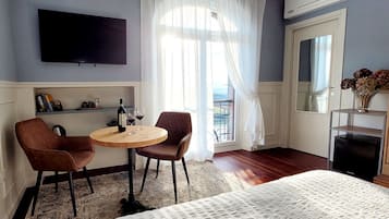 Quarto Duplo ou Twin, vista para a colina | Cofre com capacidade para portátil, secretária, Wi-fi grátis