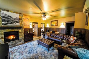 Apartamento, 2 quartos, sacada, vista para o lago | Área de estar