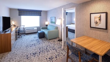Suite, 1 cama king-size, acessível, banheira | Sala de estar | Televisor de ecrã plano de 42 polegadas com canais digitais