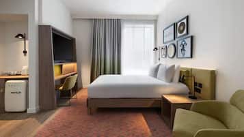 Edredões de penas, minibar, cofre no quarto, secretária