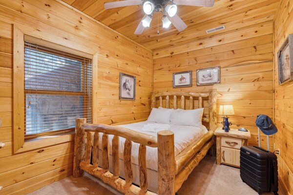 Hottub, Game Room, Forest Views, Near Gatlinburg Four Bears Lodge By Avantstay - Townsend, TN