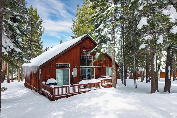 Pinewood Lodge By Avantstay Cozy Cabin Near Ski Resorts & Hiking - Truckee, CA