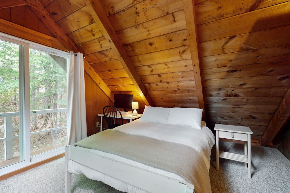 Country dog friendly lake house w/ access to beaches, tennis ...