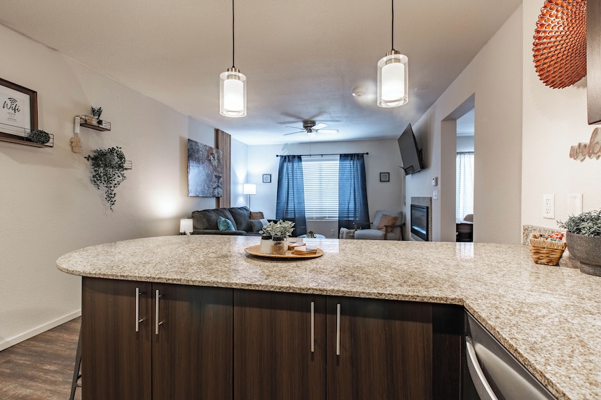 Lion's Den 1 Br 1 Bd Dedicated Worspace In The Bedroom Free Carport Wifi Clean - Overland Park, KS
