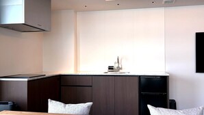 Uma cozinha moderna com lava-louças embutida, exaustor de aço inoxidável e design minimalista.