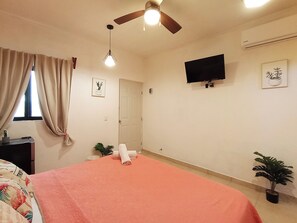 Quarto casal luxo | Roupas de cama antialérgicas, escrivaninha