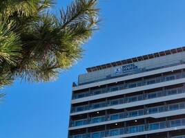 Um edifício de hotel com várias andares, com uma placa indicando que é um hotel.