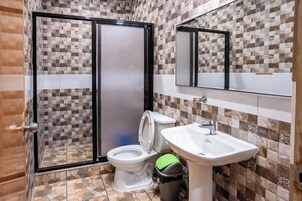 Quarto Duplo ou Twin Familiar | Casa de banho | Um polibã, toalhas fornecidas, sabão, champô 