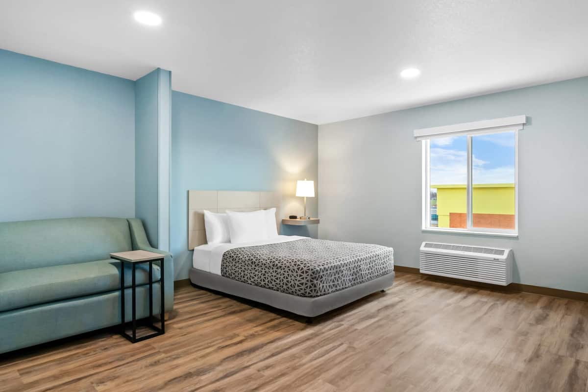 Suíte standard, 1 cama Queen, para não fumantes | Escrivaninha, espaço de trabalho para notebook, cortinas blackout