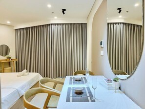 Apartamento urbano, 1 quarto, sacada | Roupas de cama antialérgicas, escrivaninha, cortinas blackout