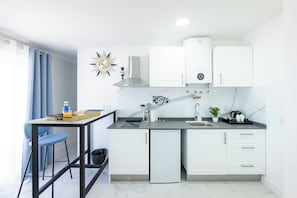 Estúdio, varanda, Vista para a cidade | Cozinha privada | Minifrigorífico, uma placa de cozinha, uma chaleira elétrica 