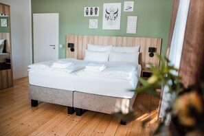 Quarto quádruplo conforto, vista para o jardim | Escrivaninha, espaço de trabalho para notebook, Wi-Fi de cortesia