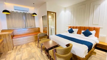 Quarto Clássico com Cama de Casal | Secretária, secretária adequada para computadores portáteis