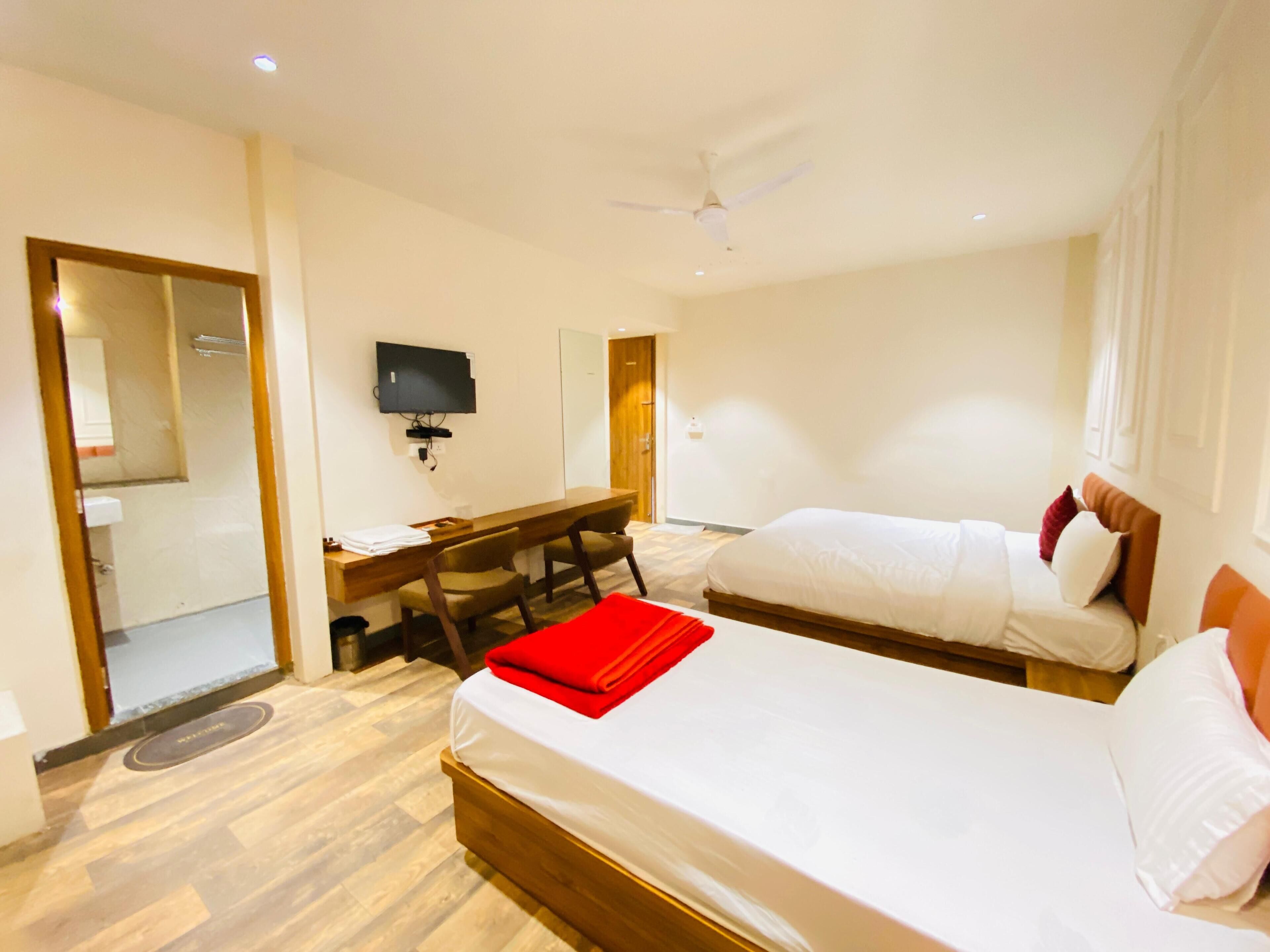 Quarto casal família | Escrivaninha, espaço de trabalho para notebook, Wi-Fi de cortesia