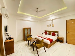 Quarto casal superior | Escrivaninha, espaço de trabalho para notebook, Wi-Fi de cortesia