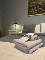 Quarto Duplo ou Twin Premium | Com decoração personalizada, com mobília individualizada, Wi-fi grátis 