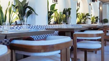 Café da manhã, almoço e jantar