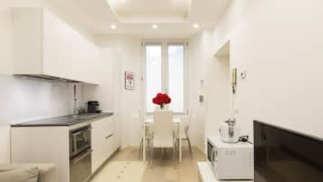 Apartamento Comfort | Cozinha privada | Um frigorífico, um micro-ondas, um forno, uma placa de cozinha
