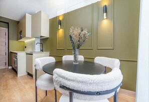 Apartamento superior, sacada, vista para a cidade | Área de estar | TV de tela plana