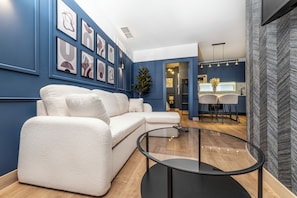Apartamento superior, vista para a cidade | Área de estar | TV de tela plana
