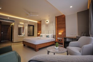 Quarto Duplo Premium, Vista para a cidade | Cofre no quarto, secretária 