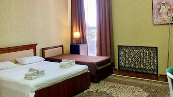 Quarto Duplo Superior, Vista para a cidade | Secretária, secretária adequada para computadores portáteis