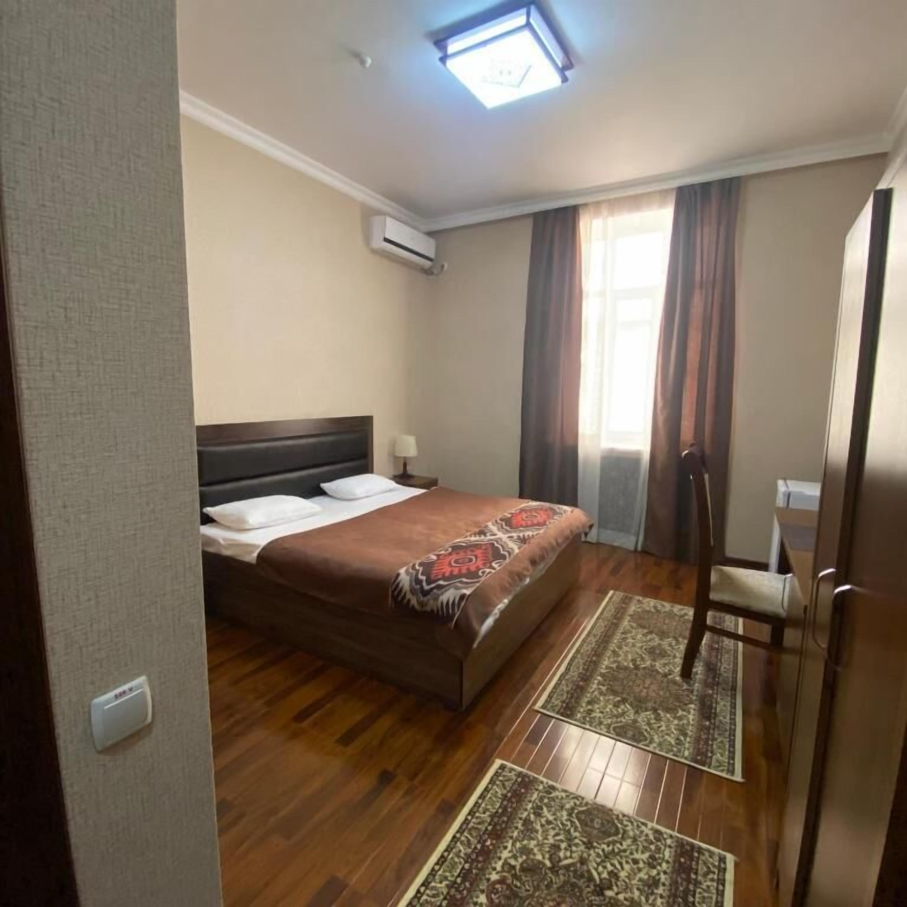 Quarto Duplo Superior, Vista para a cidade | Casa de banho | Uma banheira, artigos de higiene pessoal grátis, um secador de cabelo 