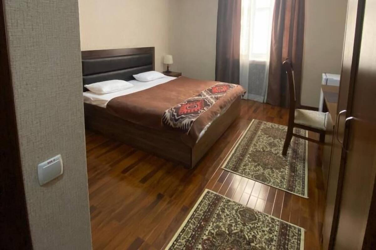 Quarto Duplo Superior, Vista para a cidade | Casa de banho | Uma banheira, artigos de higiene pessoal grátis, um secador de cabelo