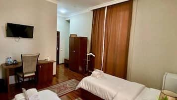 Quarto Twin Standard, Vista para a cidade | Secretária, secretária adequada para computadores portáteis