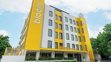 Um edifício moderno com o nome 'bloom boutique' na fachada.