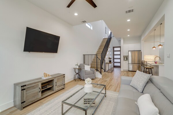 Sleek Home W/ Screened Patio & Yard In Houston! - Houston, TX