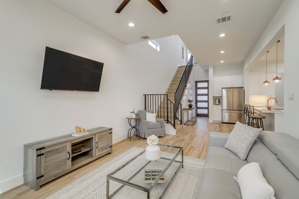 Sleek Home W/ Screened Patio & Yard In Houston! - Houston, TX