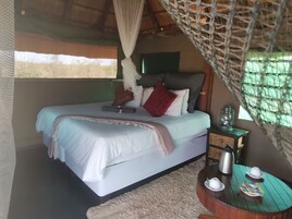 Quarto Duplo Deluxe, vista para o resort | Secretária, secretária adequada para computadores portáteis 