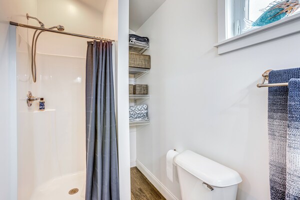 Close To Trails & Town! Artsy Apt In Frankfort - Frankfort, MI