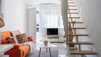 Apartamento, 1 quarto, Vista para a cidade, mezanino | Sala | Smart TV de 43 polegadas com canais digitais, serviços de streaming