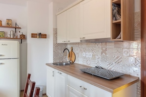Estúdio Standard (Fairy-Tale Tiny House From 17th) | Cozinha privada | Um frigorífico, uma placa de cozinha, uma cafeteira/bule