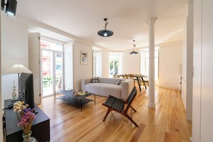 Apartamento Comfort | Sala de estar | Televisor LED de 40 polegadas com canais por cabo 