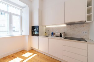 Um frigorífico/congelador grande, um micro-ondas, um forno 